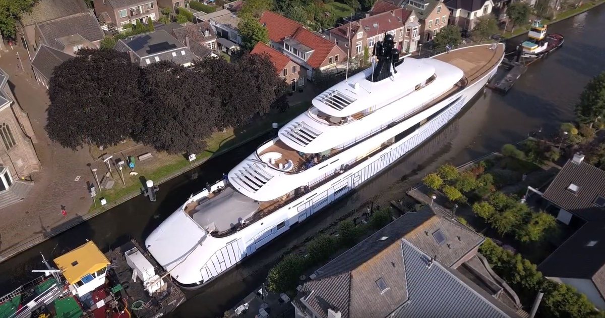 VIDEO: Feadship superyacht Syzygy 818 journeys through canals of ...