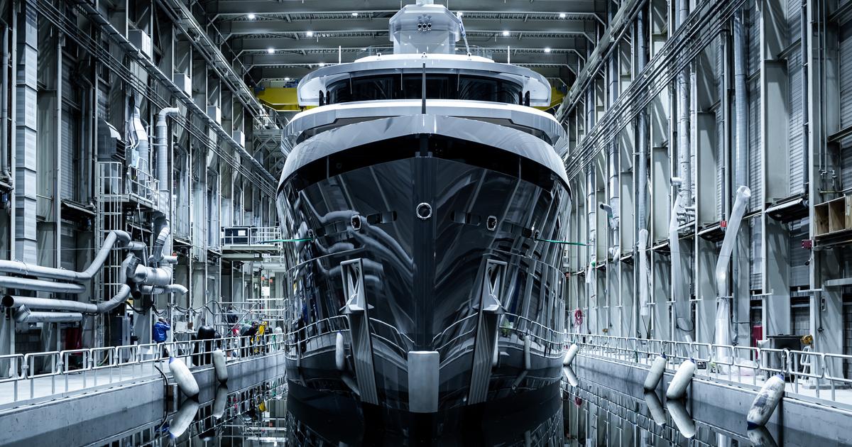 Feadship 55m explorer yacht SHINKAI leaves Aalsmeer shed ...