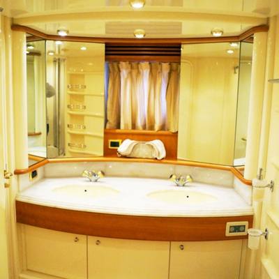 BEAUTY Yacht Charter Price - Azimut Yachts Luxury Yacht Charter