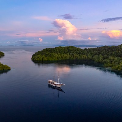 MAJIK Yacht Charter Price - Custom Luxury Yacht Charter