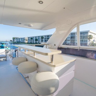 PILOT LOUNGE Yacht Charter Price - Horizon Yachts Luxury Yacht Charter