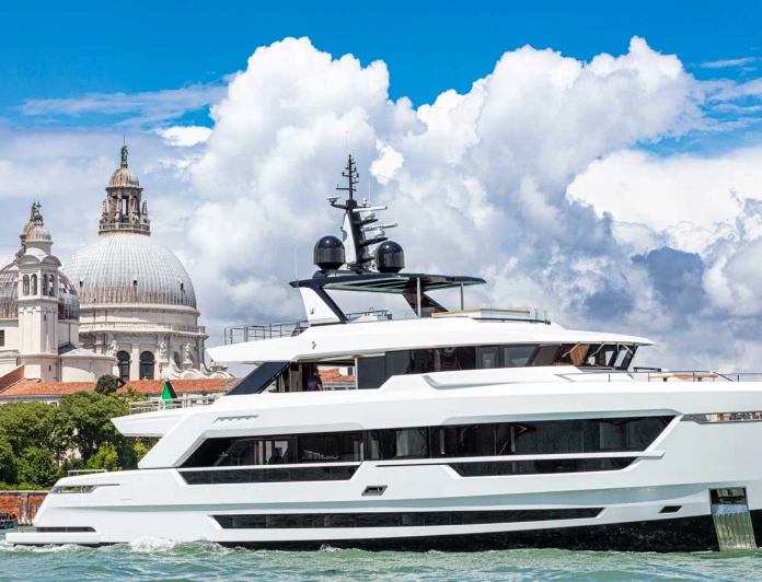 SIMPLICITY Yacht Photos - Ocean King Explorer Yacht